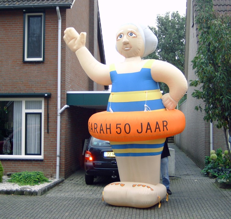 Sarah in badpak. – J-Martens Partyverhuur