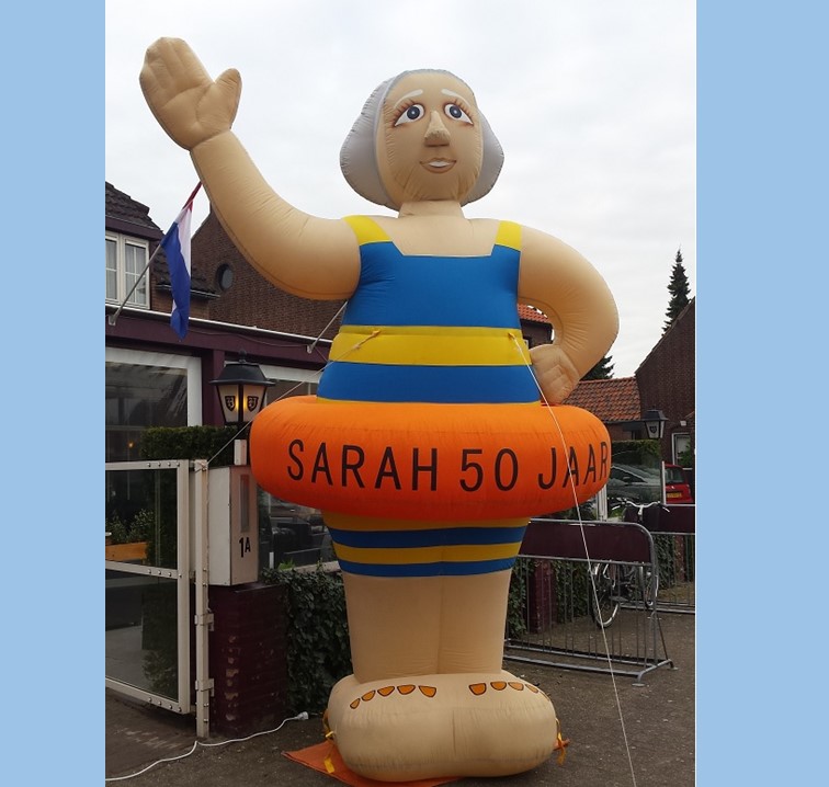 Sarah in badpak. – J-Martens Partyverhuur